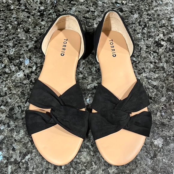torrid | Shoes | Torrid Flat Black Sandals | Poshmark
